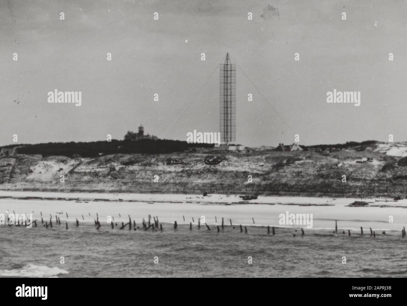 Luchtopname. Wasserman-radarinstallatie bij Bergen aan Zee [gemaakt ...