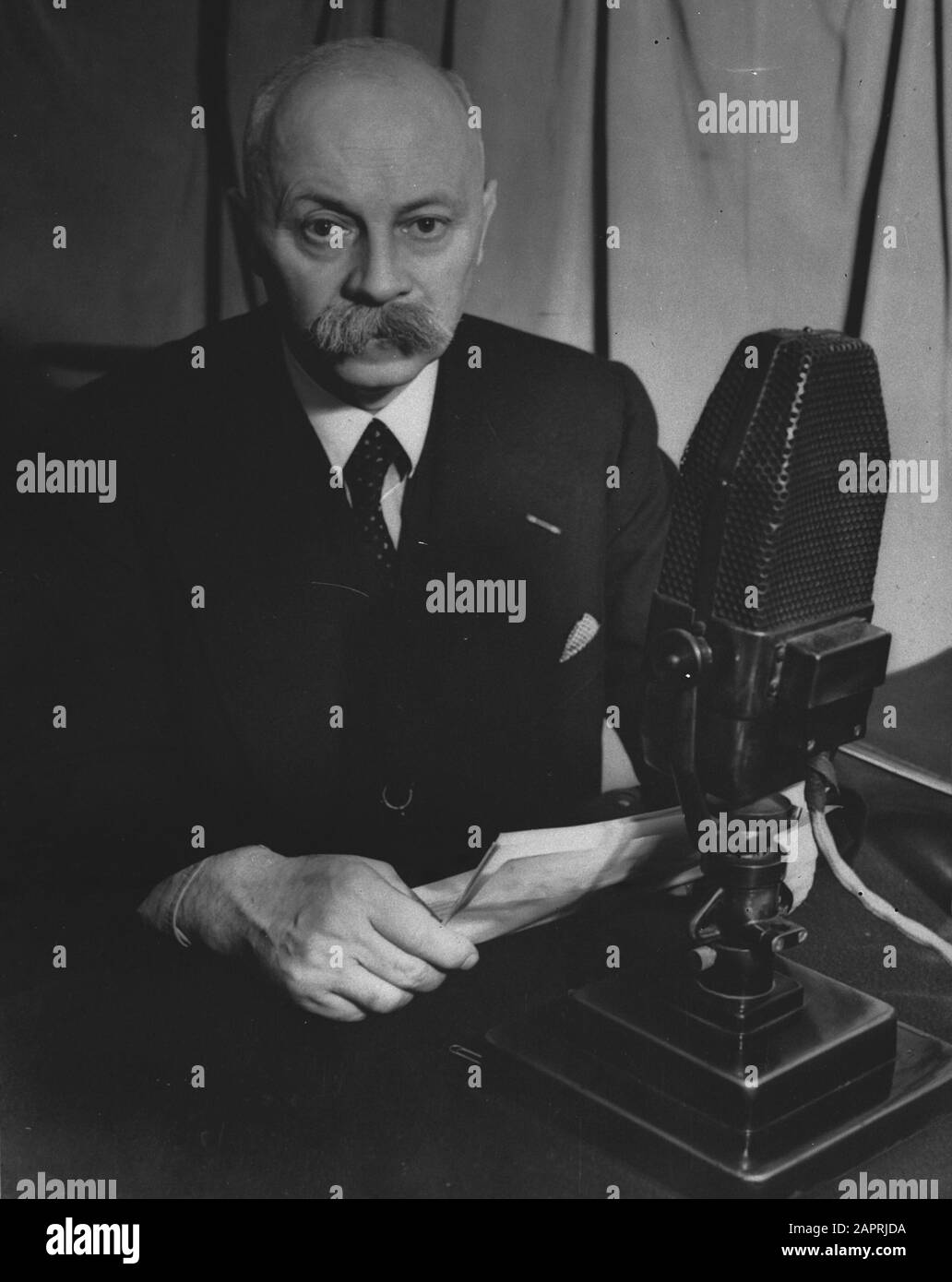 Pieter Gerbrandy radiorede on 1941-09-23 for the BBC with microphone ...