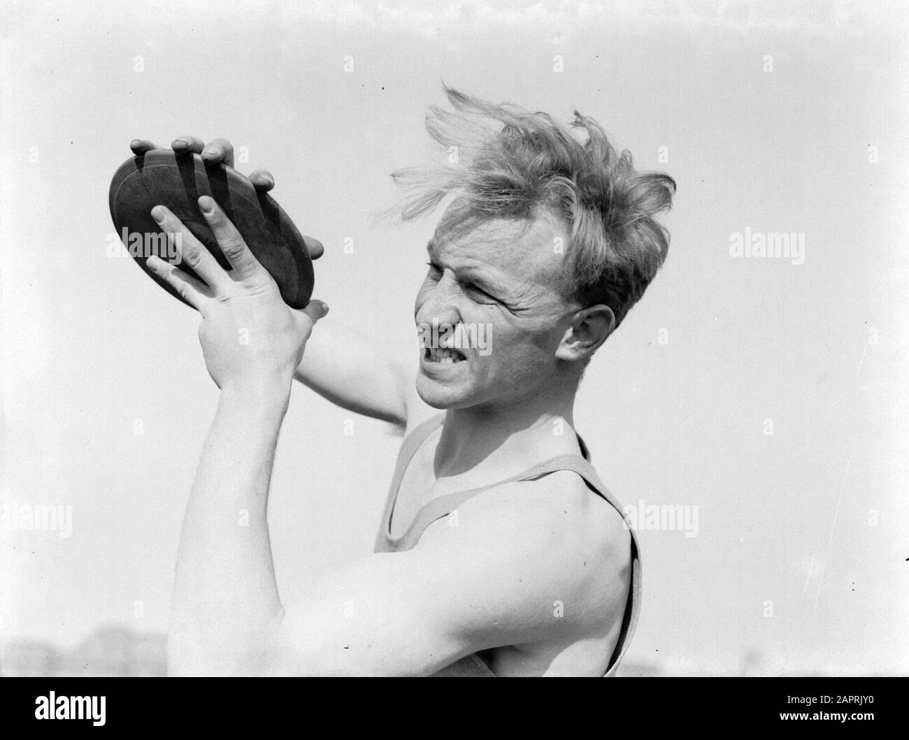 Report sportsmen Discusthrower Date: 1933 Keywords: athletics, discus ...