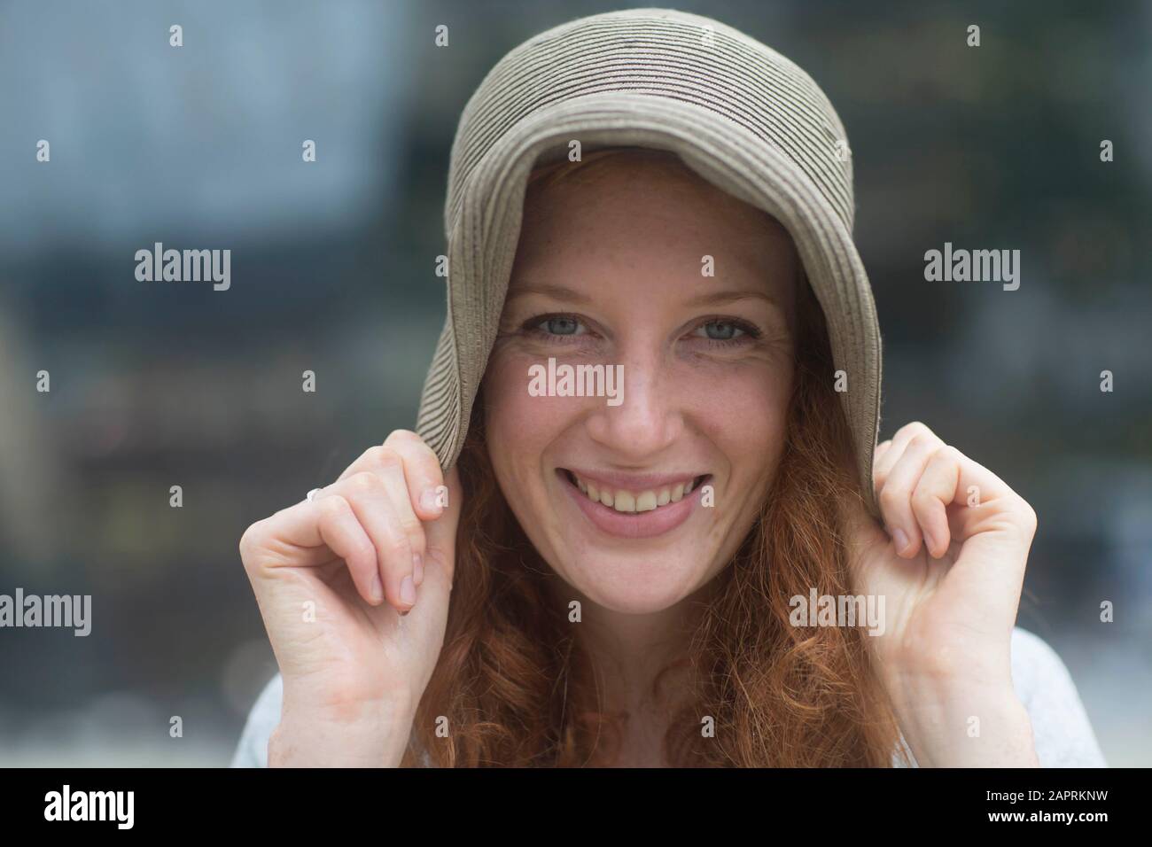 Woman outside hi-res stock photography and images - Alamy