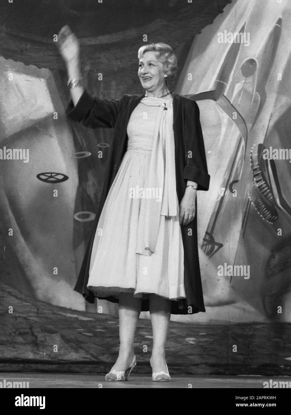 Dora paulsen performs hi-res stock photography and images - Alamy