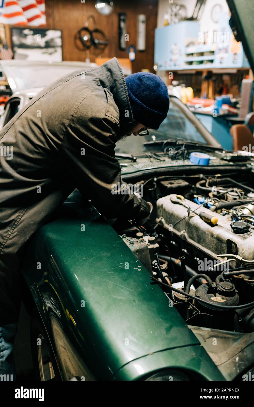 Fixing a classic car hi-res stock photography and images - Alamy