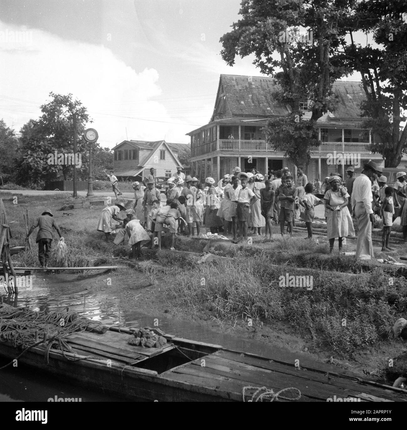 Travel to Suriname and the Netherlands Antilles Hustle and bustle at ...