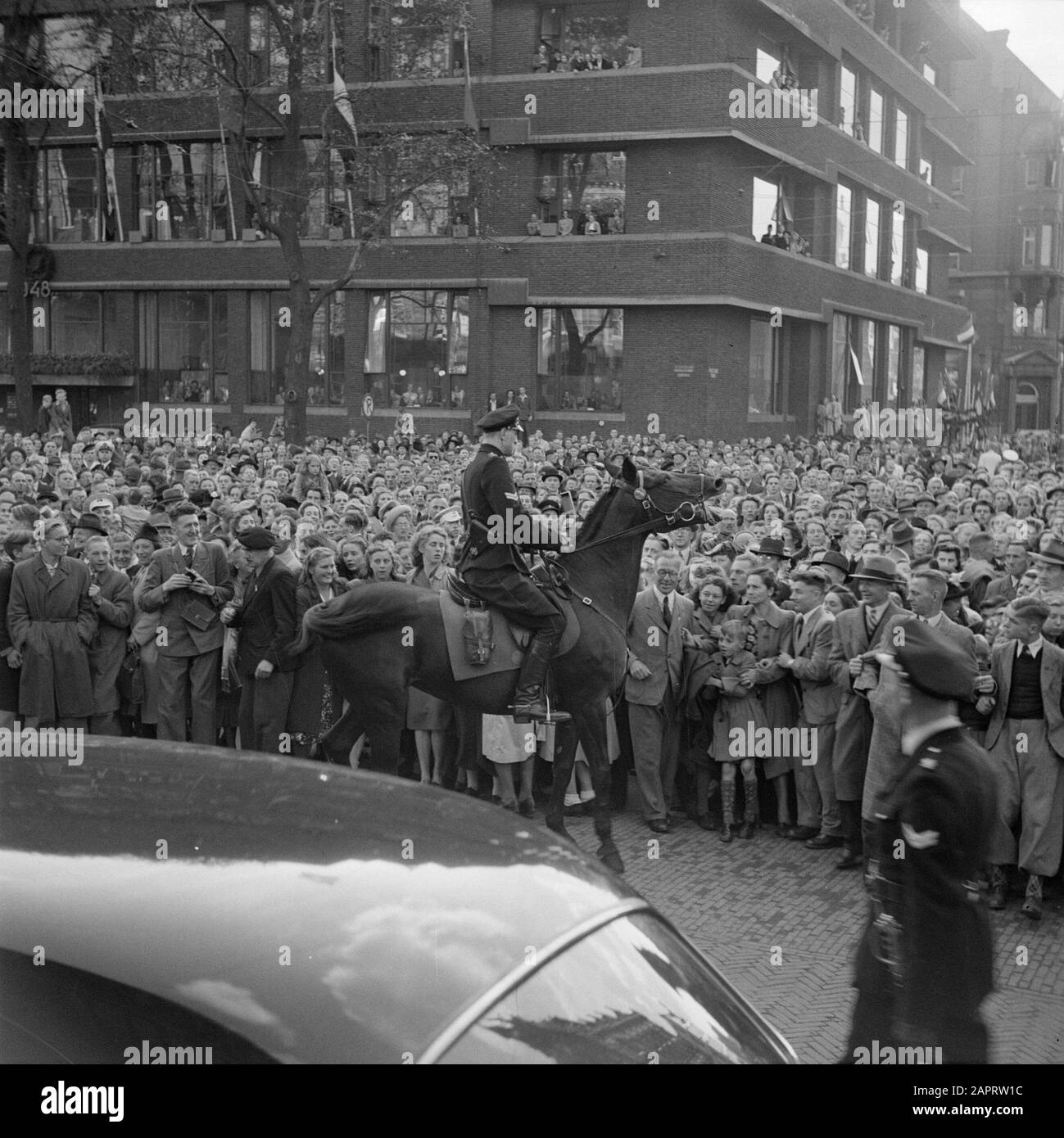 Police horses crowd control hi-res stock photography and images - Alamy