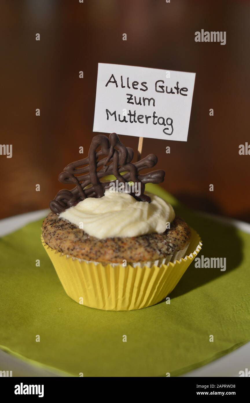 cupcake with a sign saying: ALLES GUTE ZUM MUTTERTAG in German, which ...