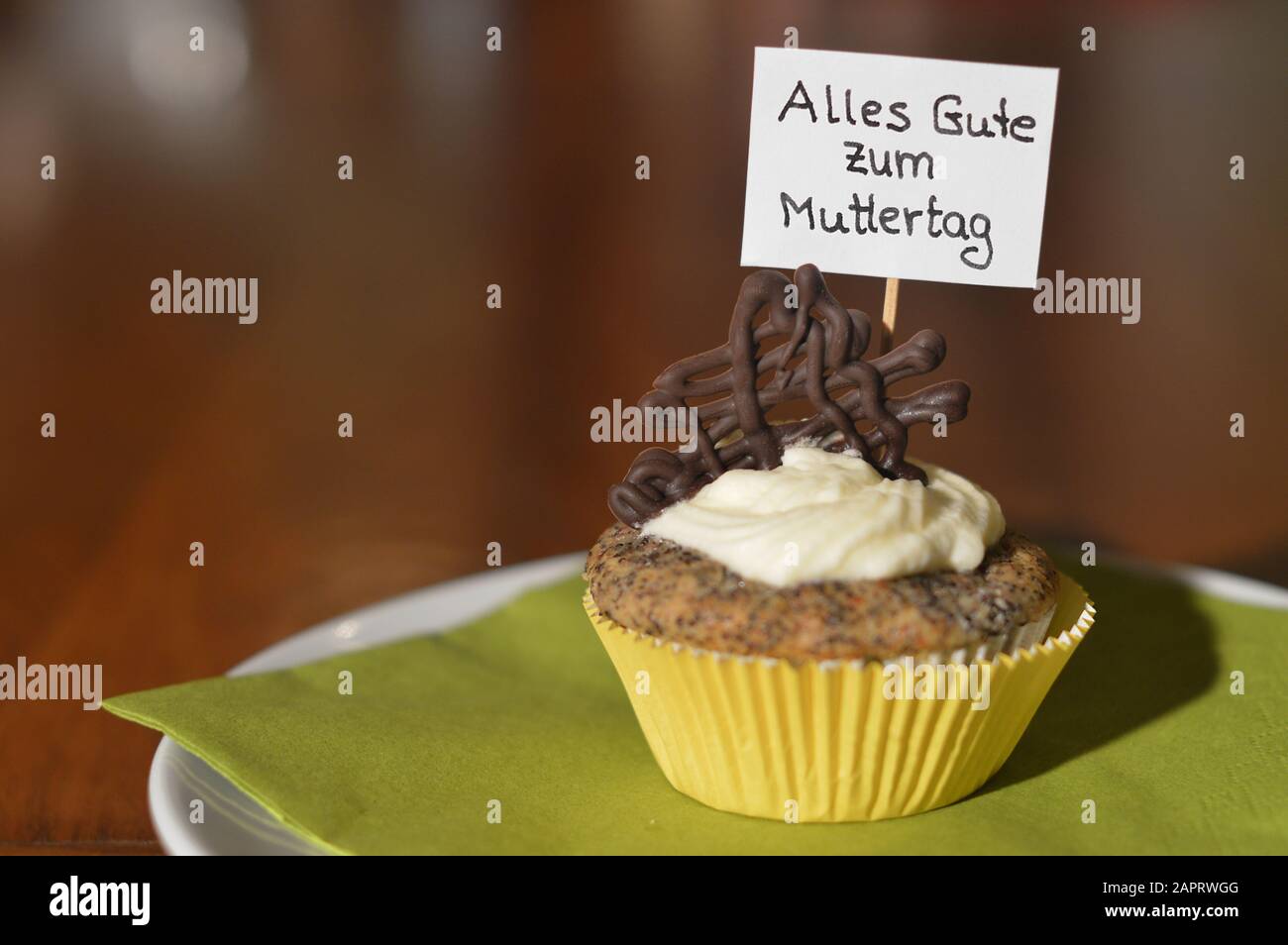cupcake with a sign saying: ALLES GUTE ZUM MUTTERTAG in German, which ...