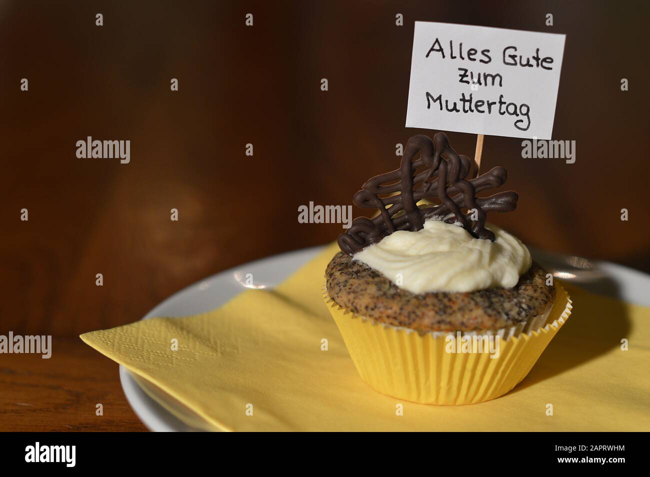 cupcake with a sign saying: ALLES GUTE ZUM MUTTERTAG in German, which ...