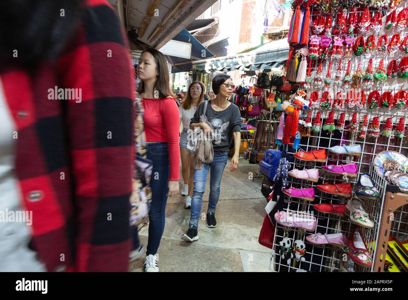 Stanley Hong Kong - people shopping and market stalls, Stanley market ...