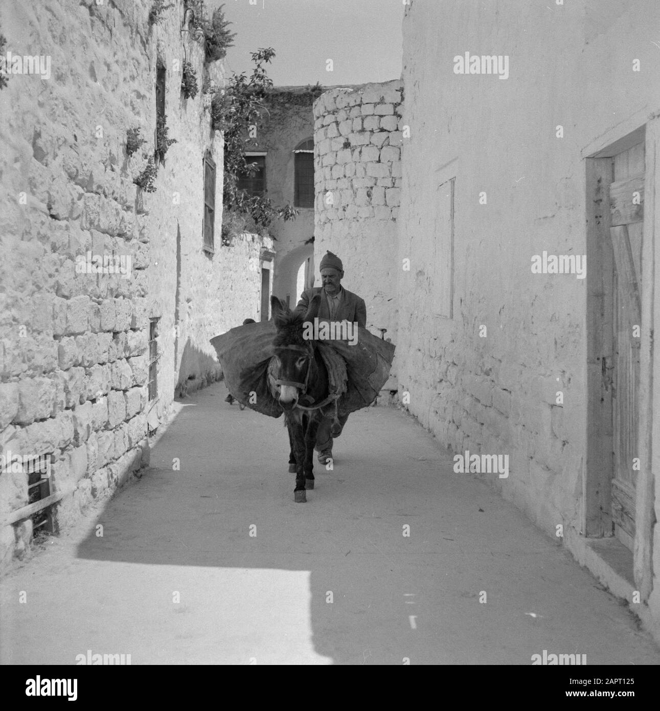 Man accompanying hi-res stock photography and images - Alamy