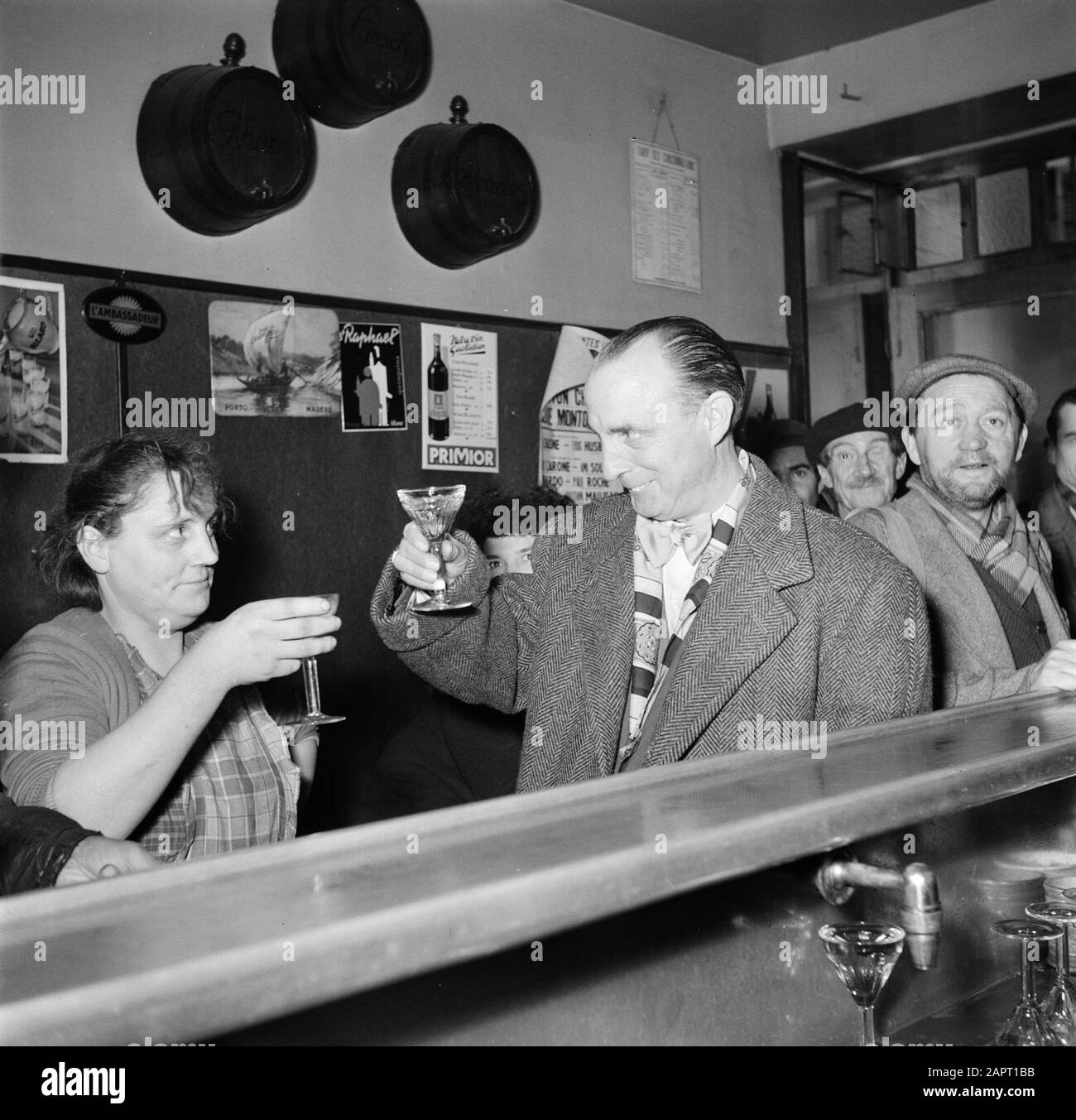 Women bar 1950 hi-res stock photography and images - Alamy