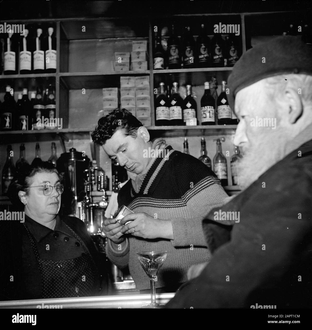 Women bar 1950 hi-res stock photography and images - Alamy