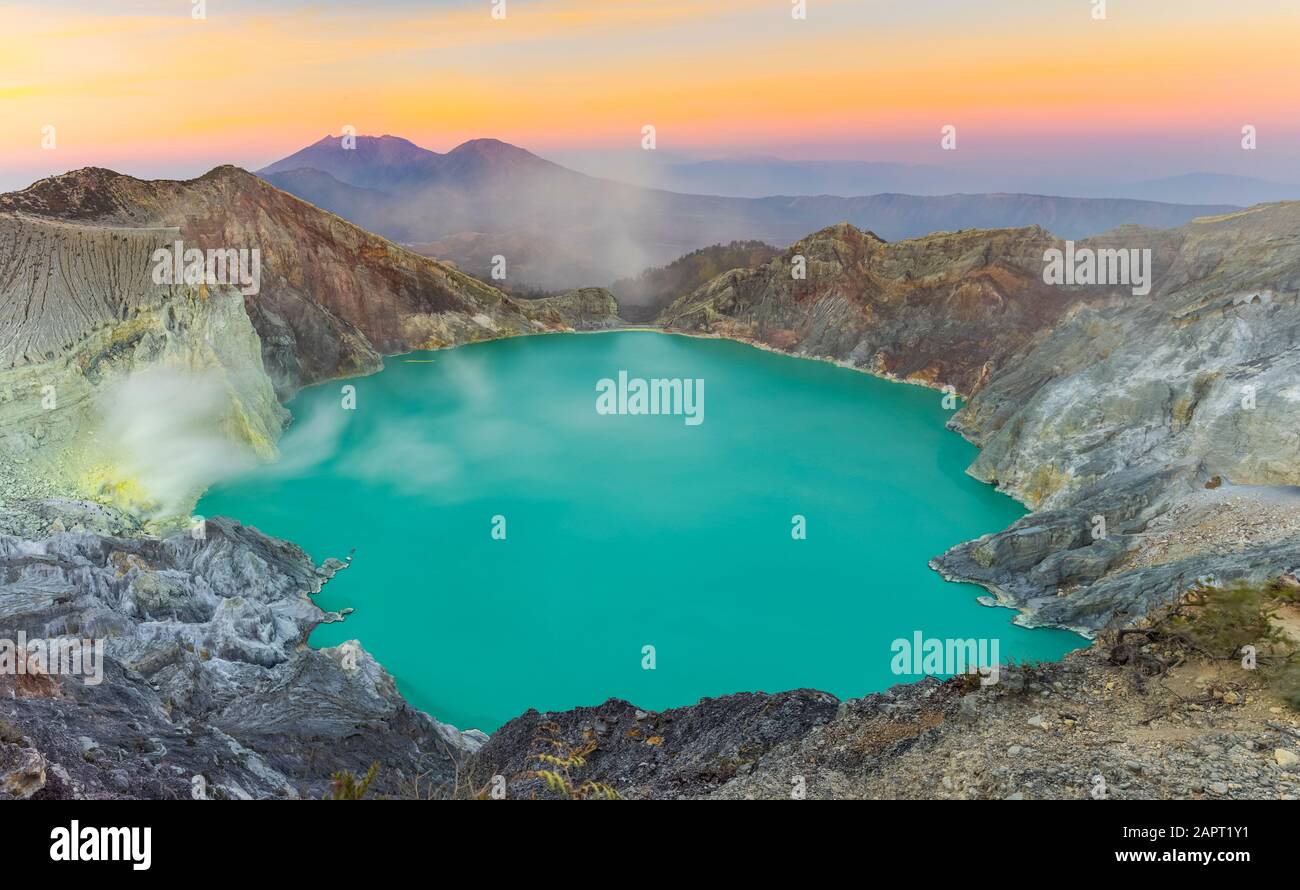 Sulfur volcano hi-res stock photography and images - Alamy