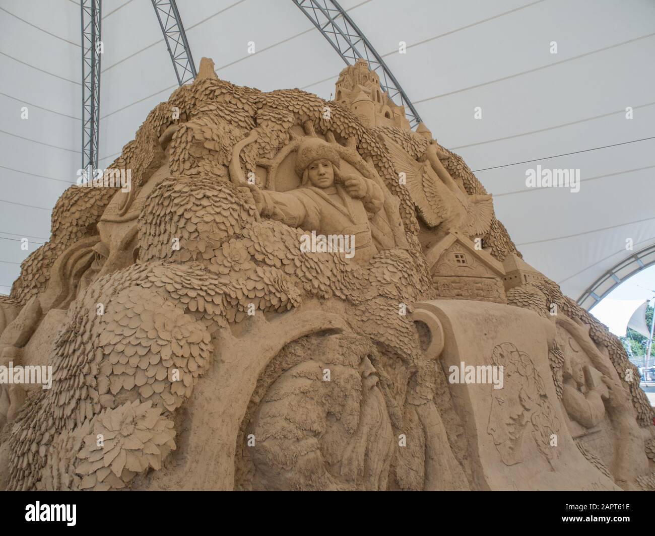Sculptures of characters from Russian fairy tales made from sand ...