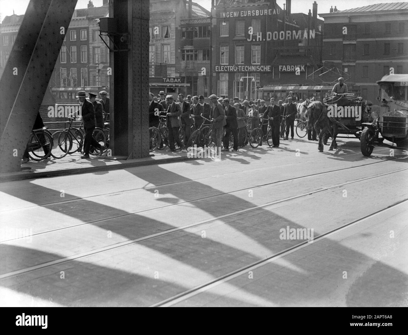 Reportage Rotterdam Bicycle traffic for the Rotterdam bridge in ...