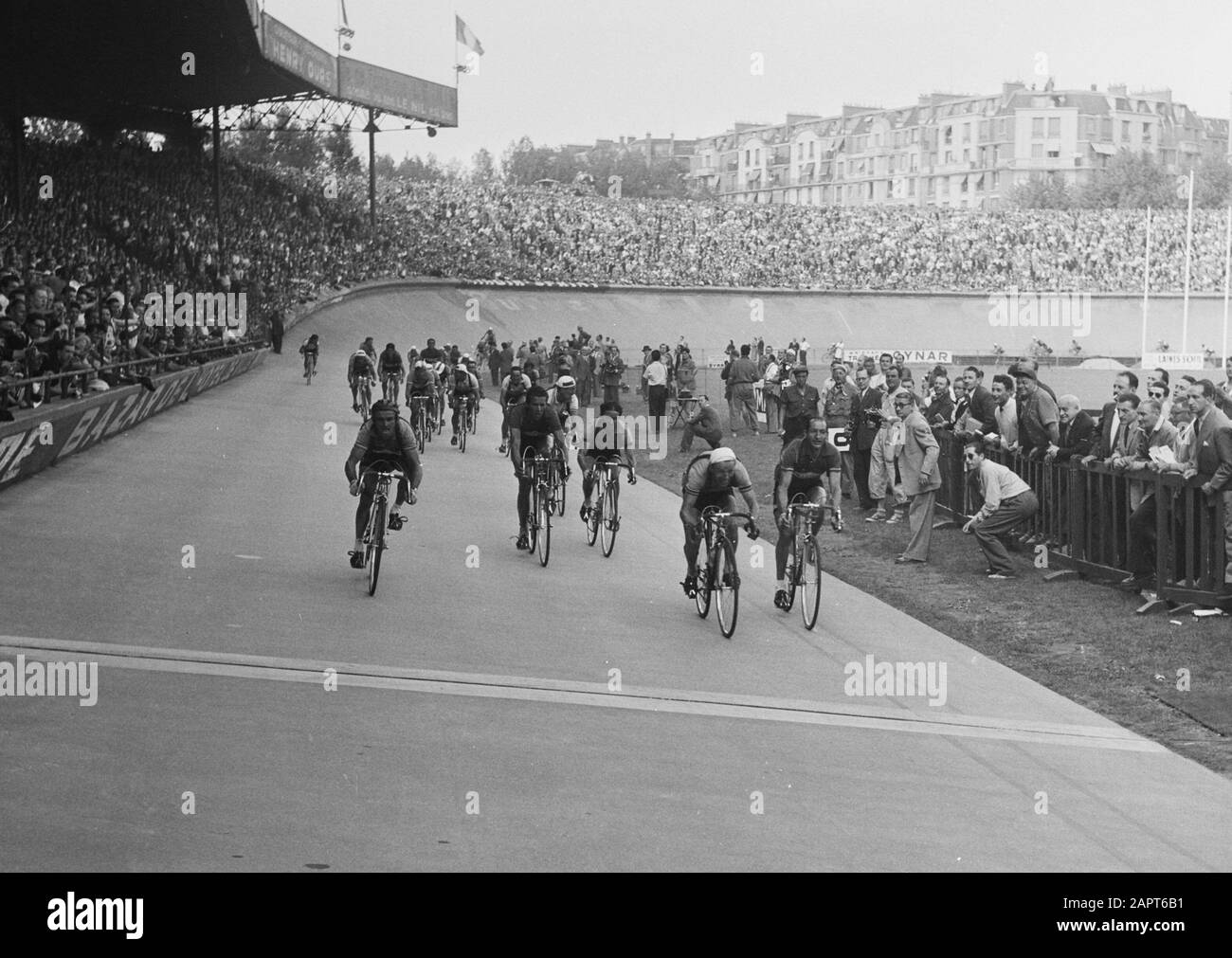 Finish Paris. Entry cycling track Parc des Princes Stock Photo - Alamy