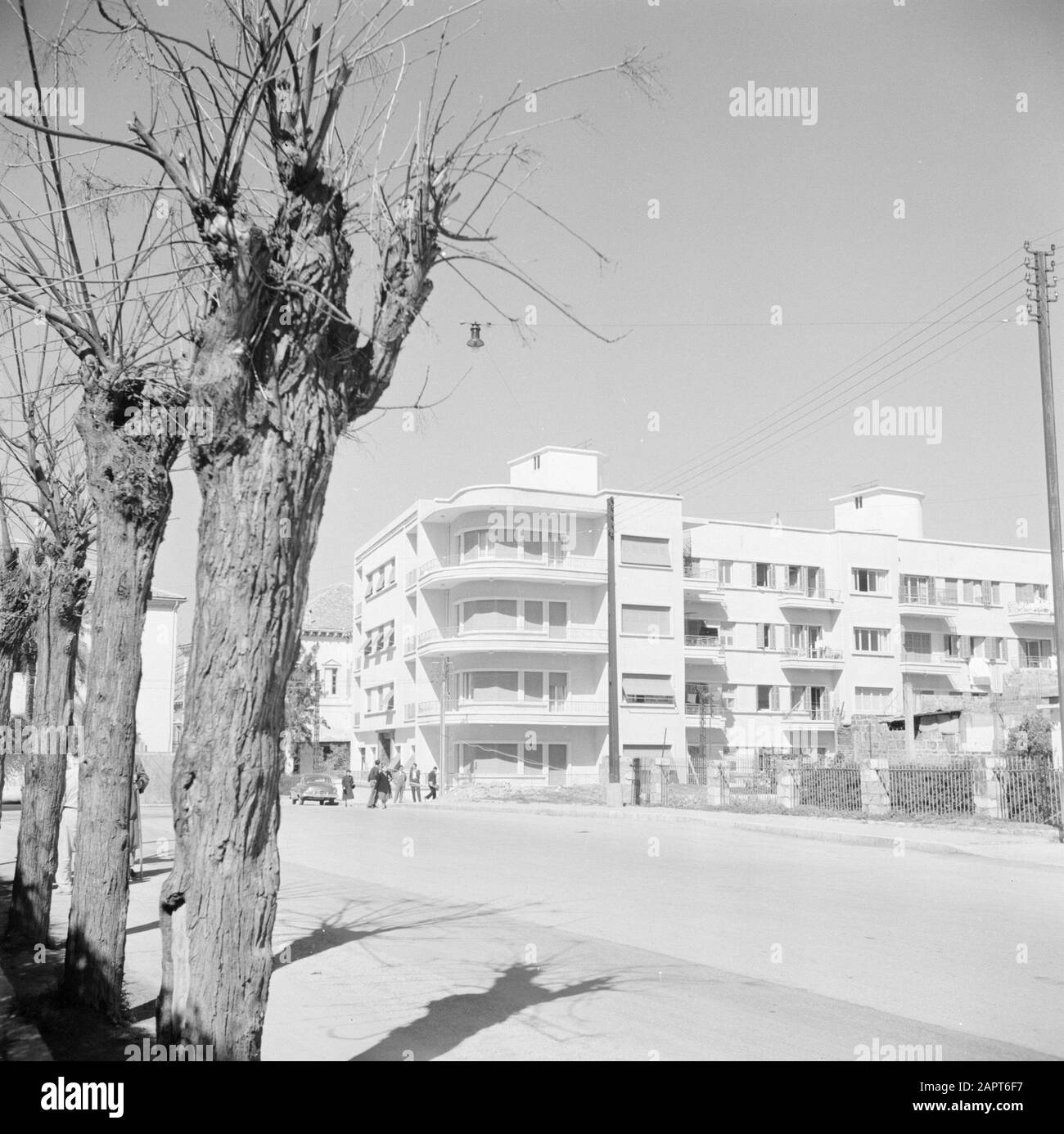 1950s apartment building hi-res stock photography and images - Alamy