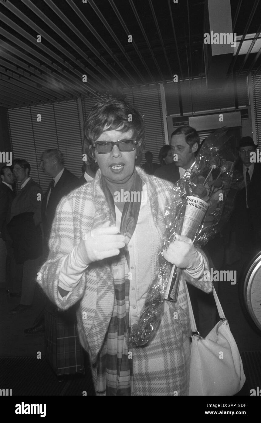 French singer Josephine Baker arrives at Schiphol Date: September 10 ...