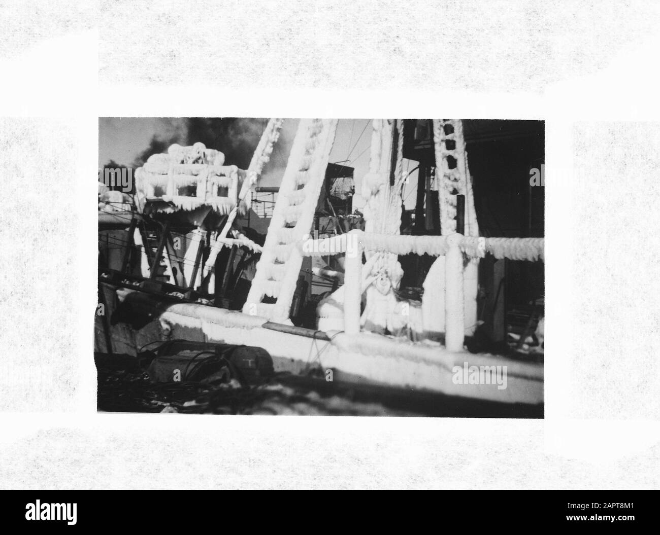 Dutch minesweeper covered with ice Date: 1940-1945 Keywords: ice, navy ...
