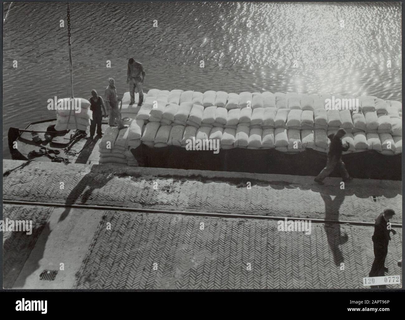 Hunger winter 1944/1945 Allied help for the Netherlands. Decks sail up ...