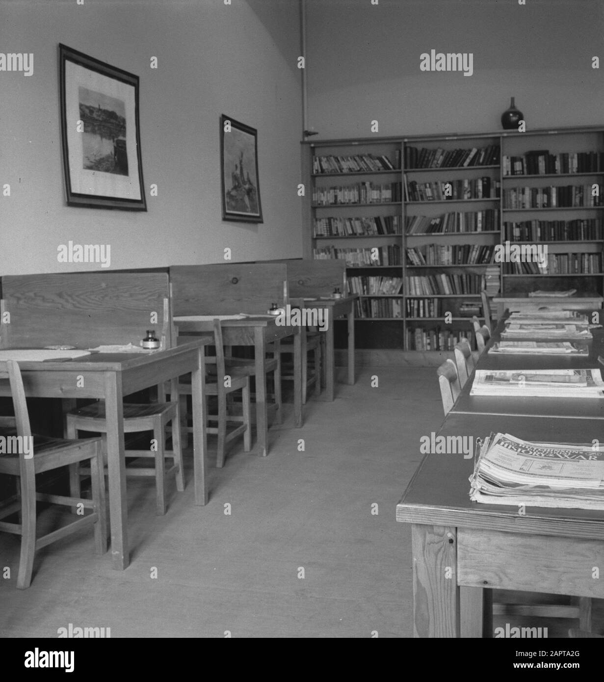 ARMY [Army] Anefo London series General view of the library and reading ...