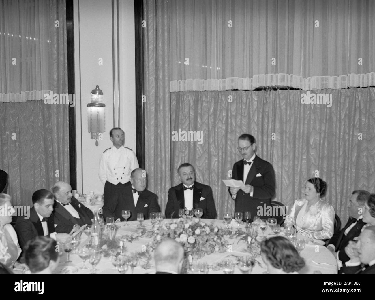 Speech crowd formal hi-res stock photography and images - Alamy