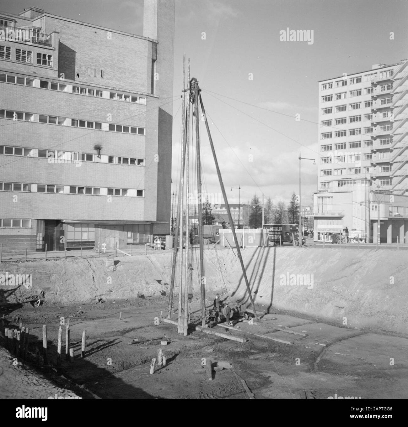 Reconstruction of Rotterdam Piling machine in a building pit Date: 14 ...