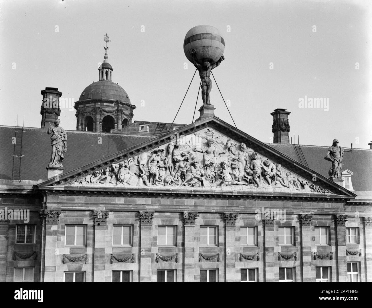 Atlas amsterdam statue hi-res stock photography and images - Alamy