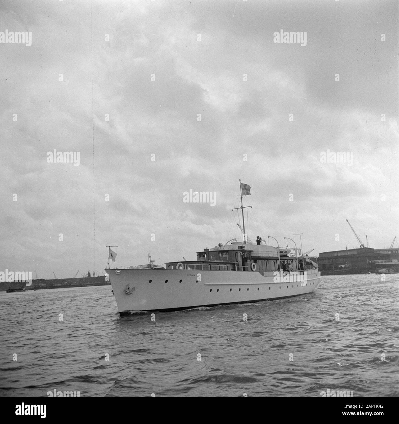 Royal barges boats ships vessels hi-res stock photography and images ...