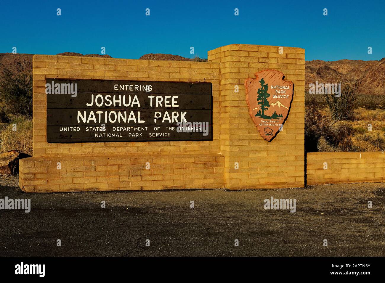 Entrance tree hi-res stock photography and images - Alamy