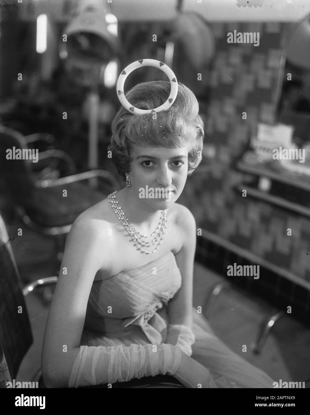 Hula-hoop hairstyle Date: November 13, 1958 Stock Photo - Alamy