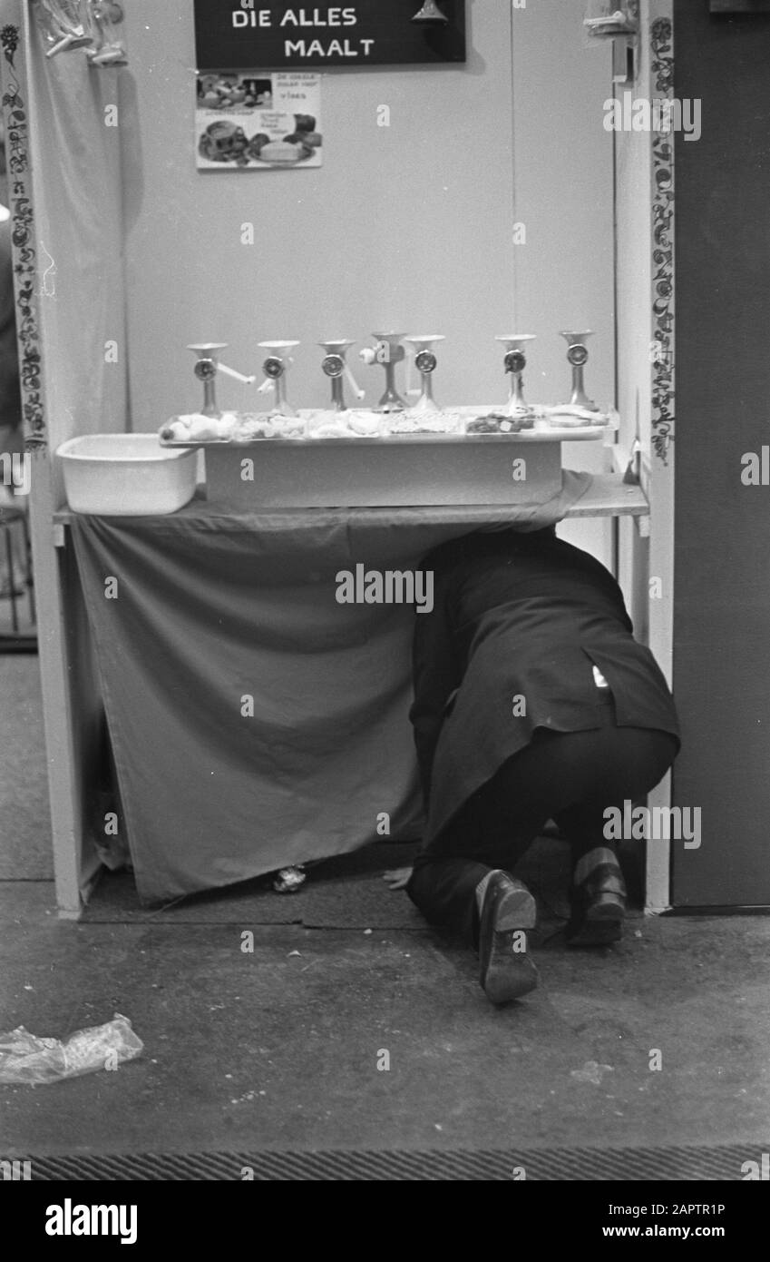 Household fair in the RAI, Mr. Brucker has smallest stand at fair 3x ...