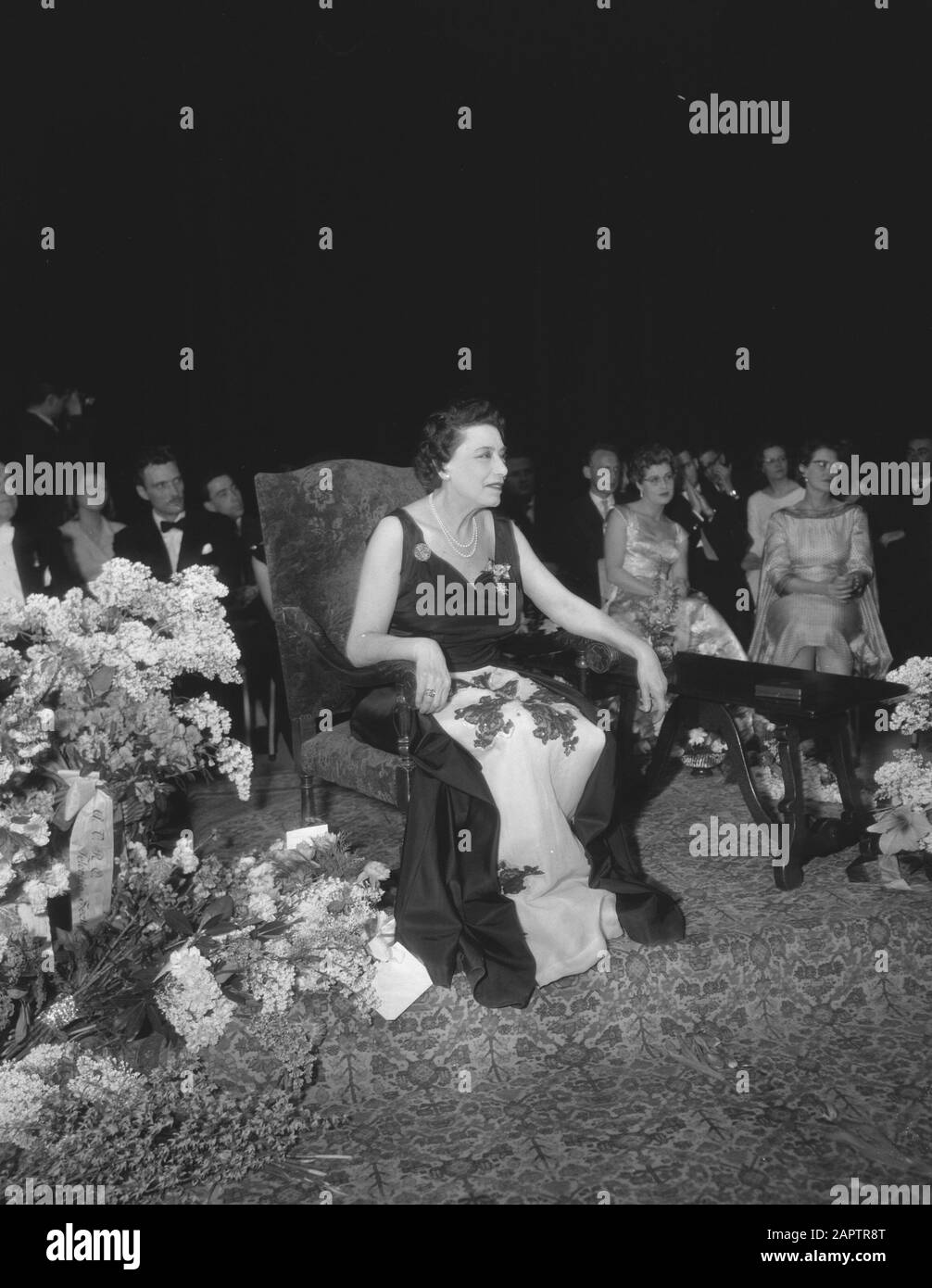 Prize van Fie Carelsen regarding her farewell to the stage Date ...