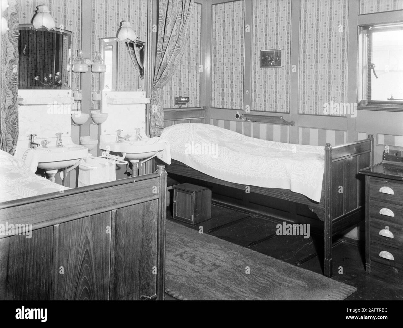 Second class cabin hi-res stock photography and images - Alamy