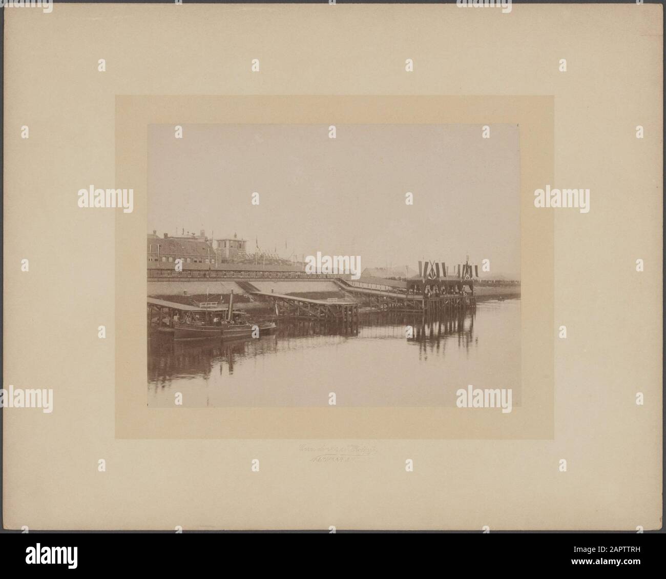 Embankment of a quay with jetties; quays; canals; openings; scaffolding ...