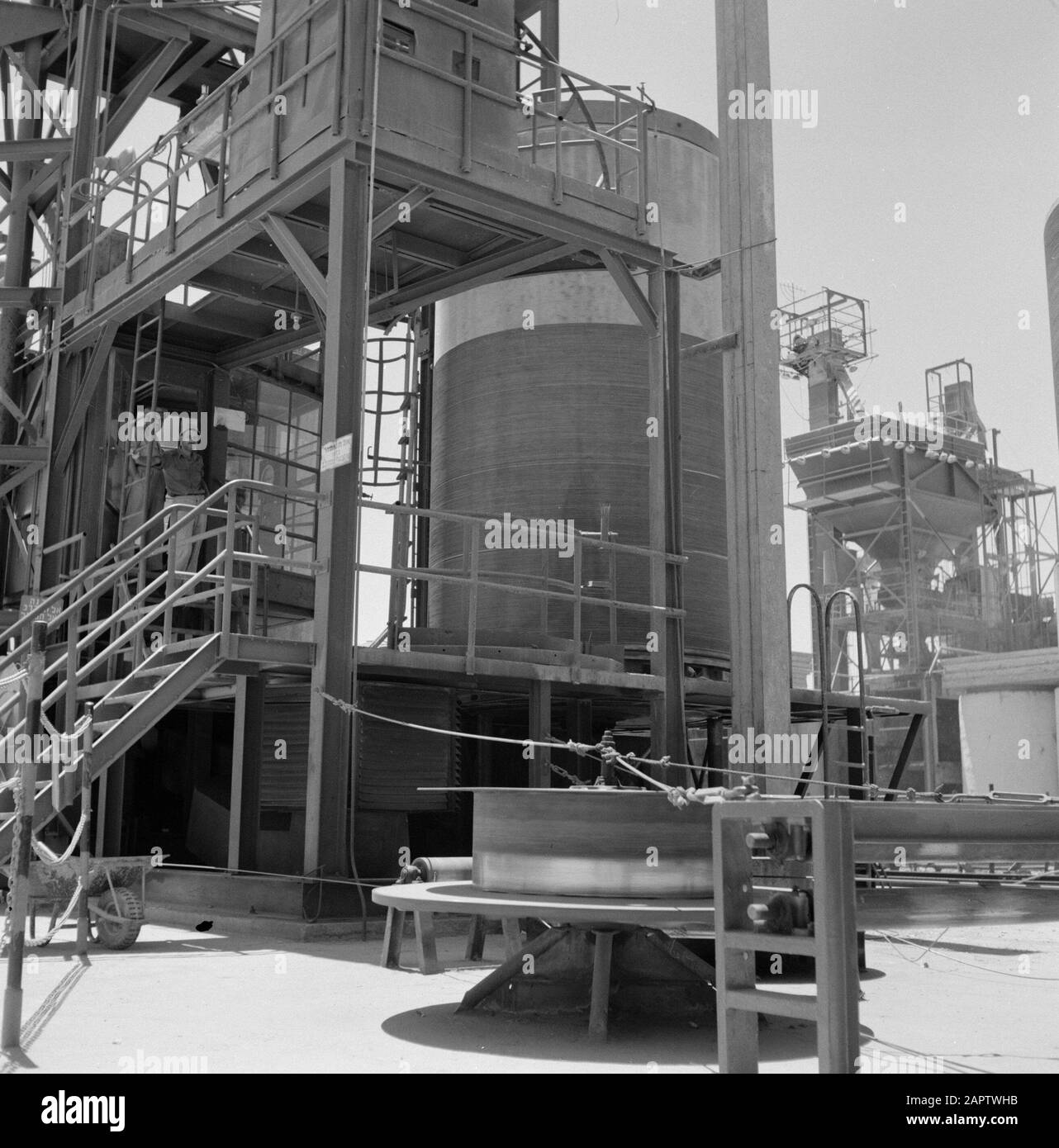 Installation with a mold for casting concrete pipes on the site of a ...