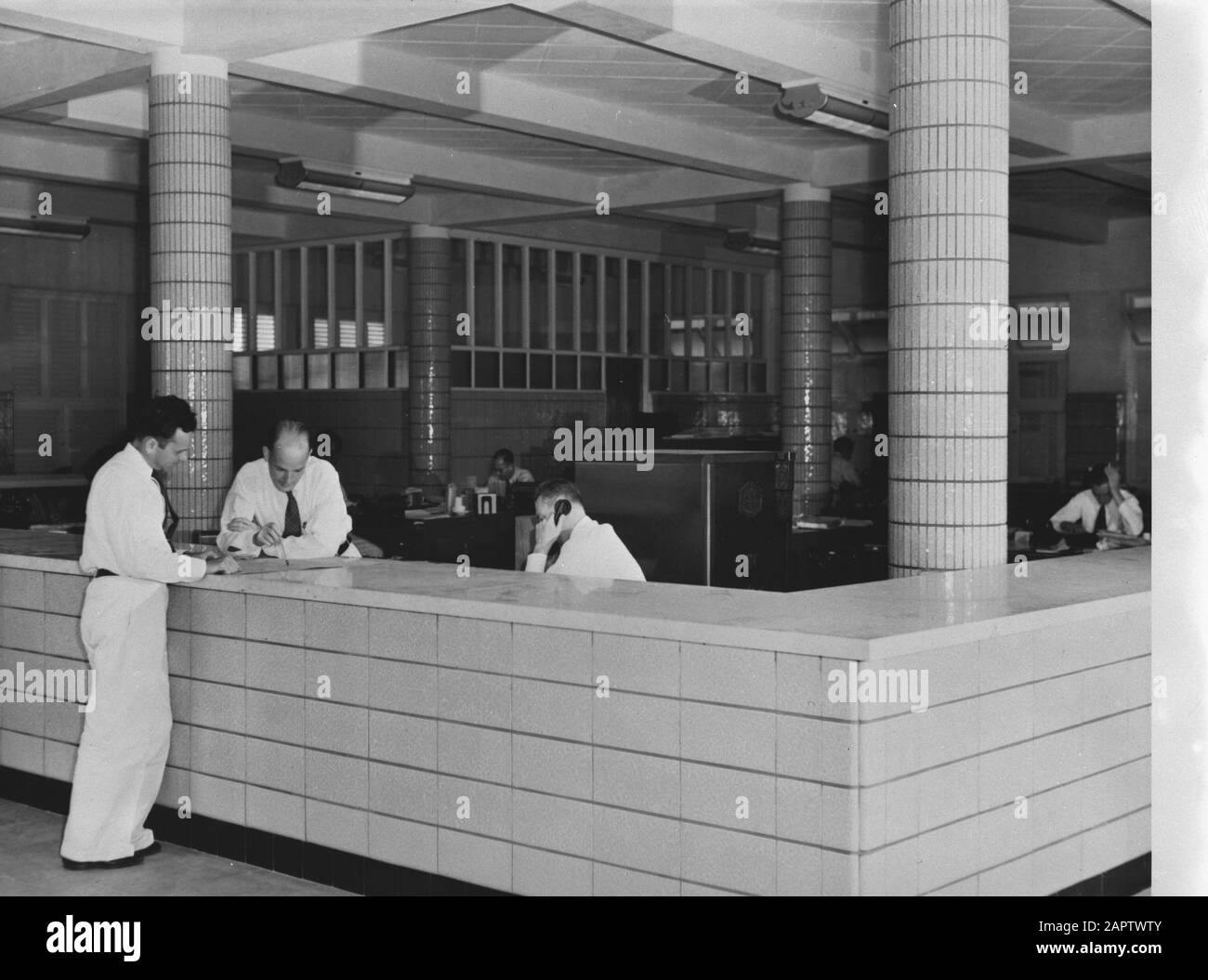 Wi [West Indies]/Anefo London series Interior of the office of the ...