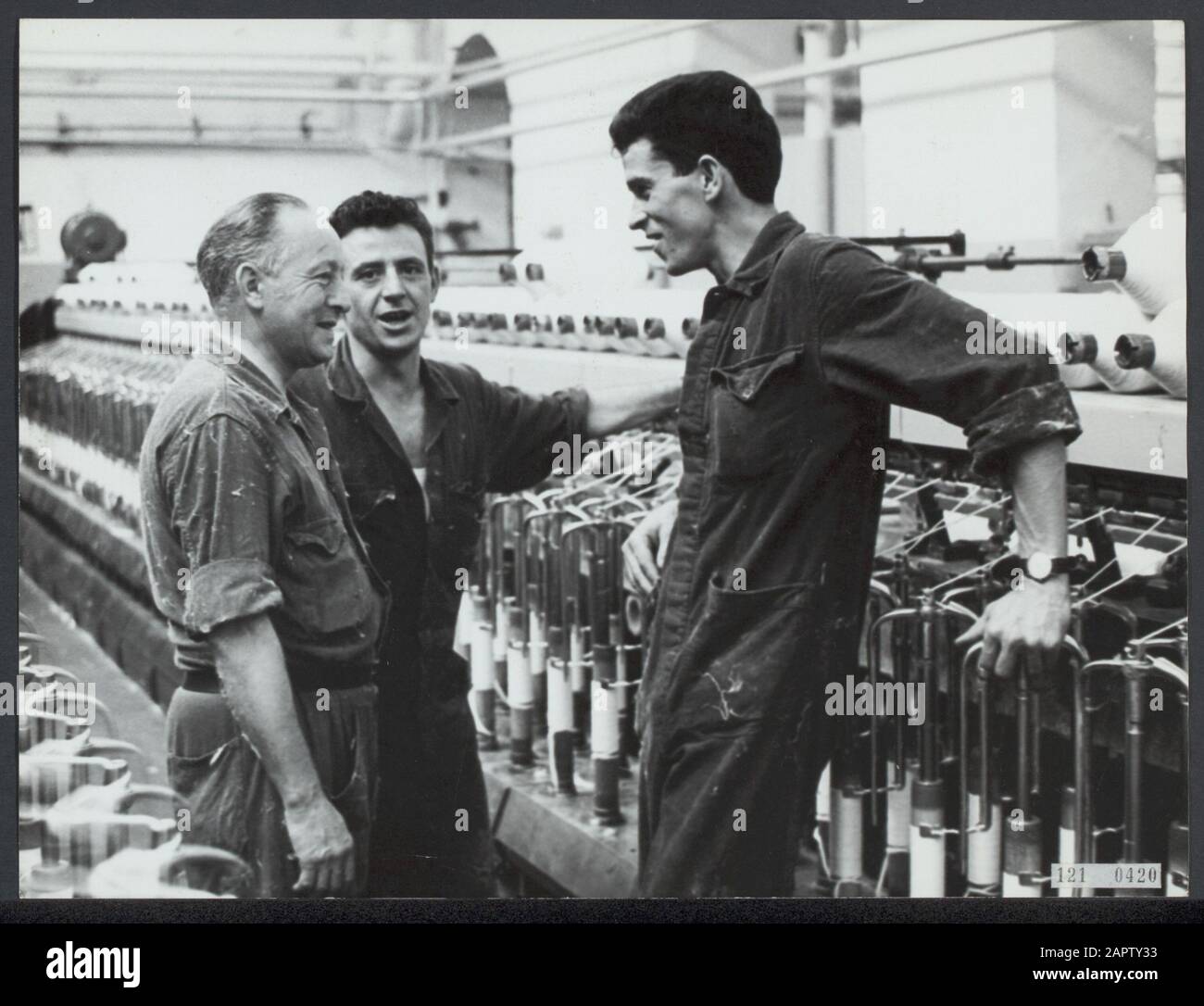 Italian immigrant workers [in Twente] in the factory [spinning] Date ...