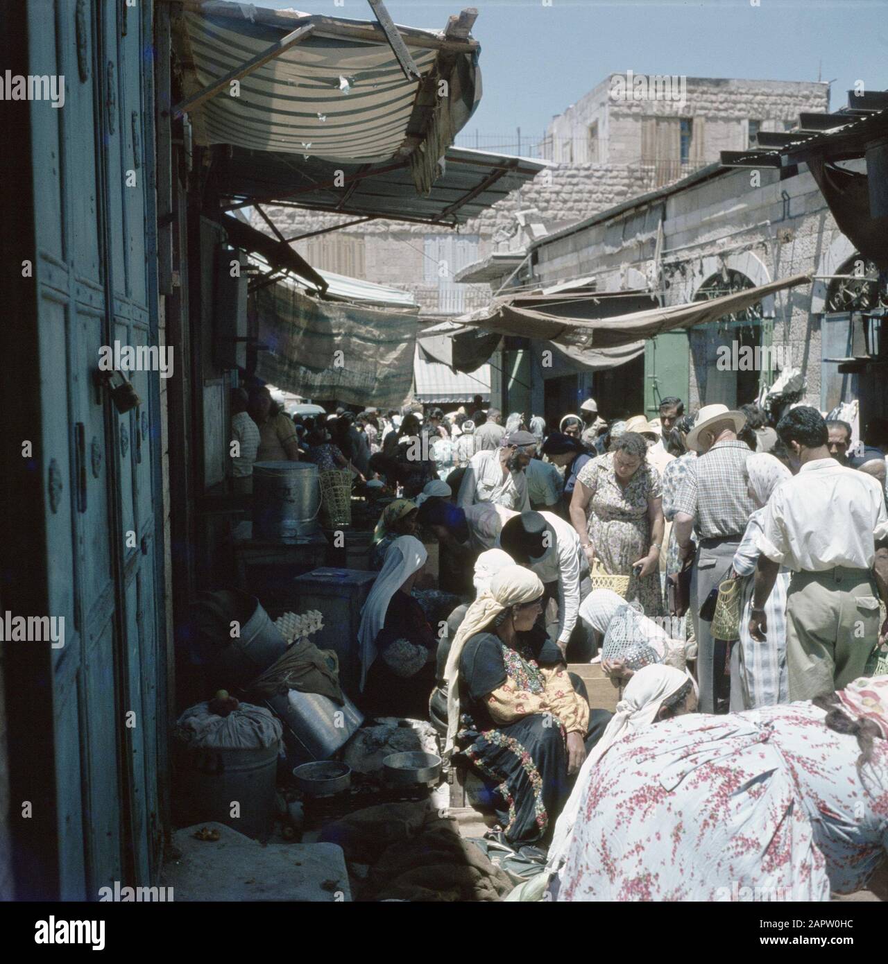 Weighing of goods hi-res stock photography and images - Alamy