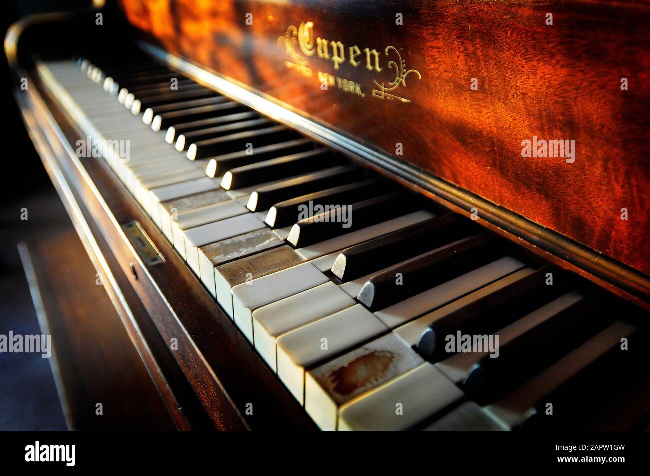 The keyboard of an upright piano Stock Photo - Alamy