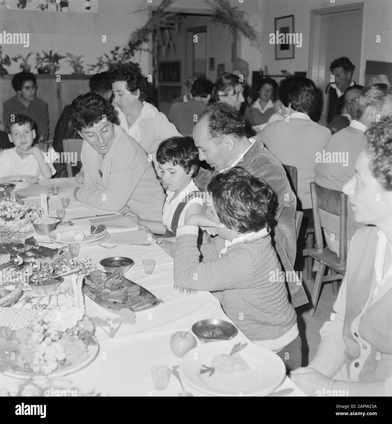 Seder meal in family hi-res stock photography and images - Alamy