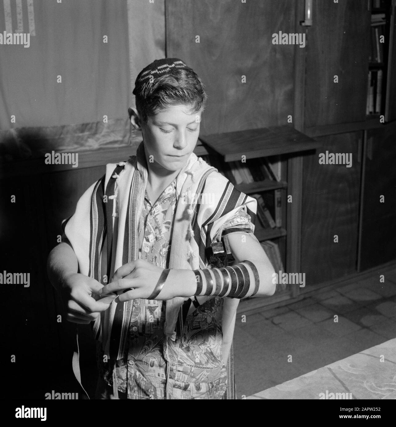 Prayer mantle hi-res stock photography and images - Alamy