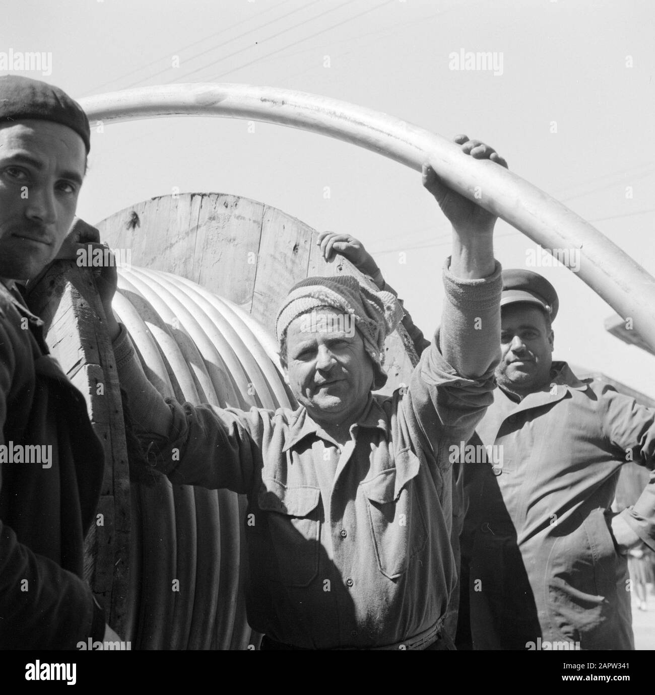 Workers laying cables hi-res stock photography and images - Alamy