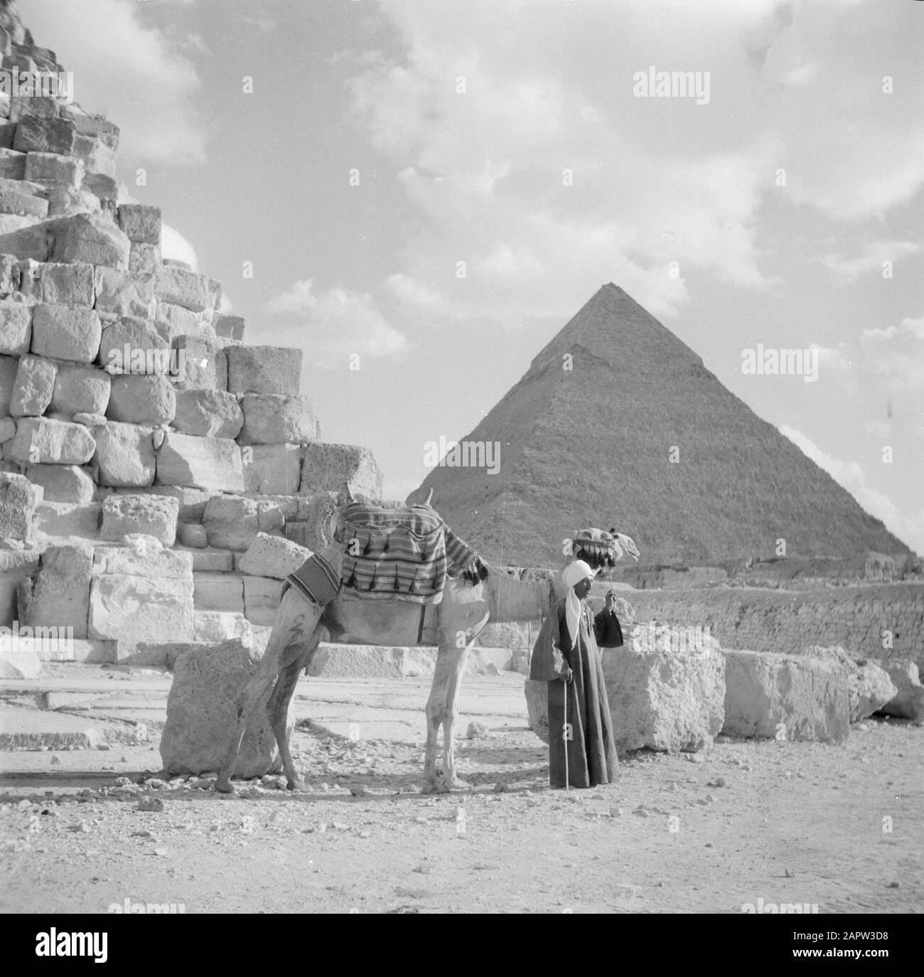 Egyptian pyramids 1950s hi-res stock photography and images - Alamy