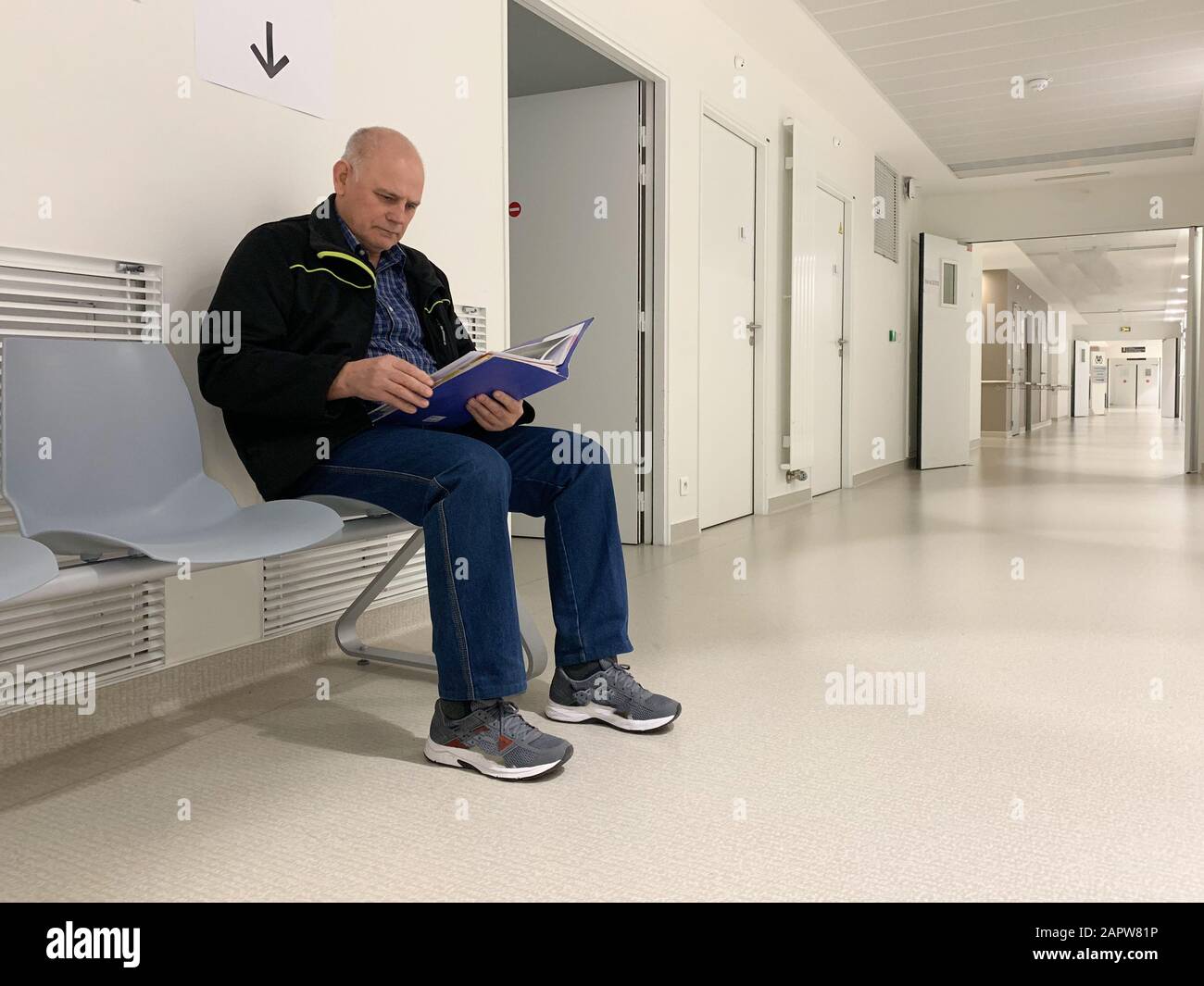 Nurse sitting patient man reading hi-res stock photography and images ...