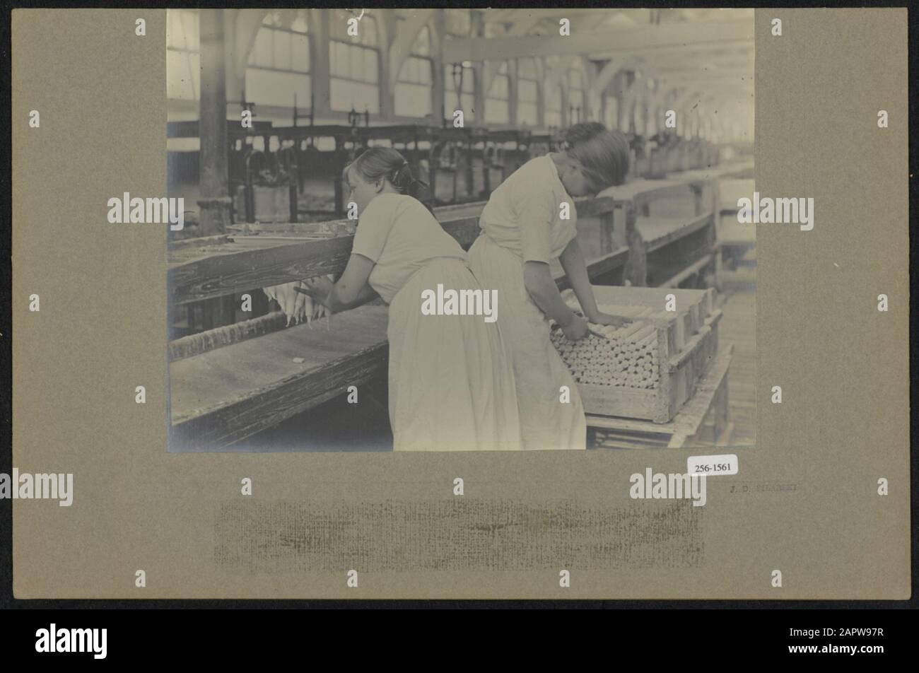 Women factory workers 1900s hi-res stock photography and images - Alamy