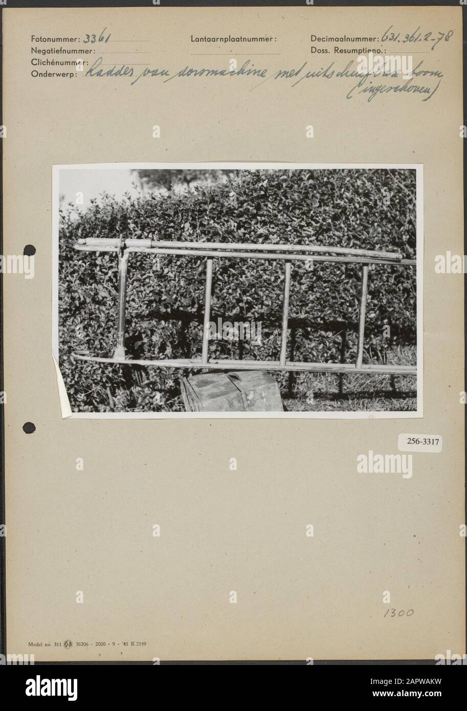 Agricultural Tools Ladder of a thresher with extendable tree (retracted ...