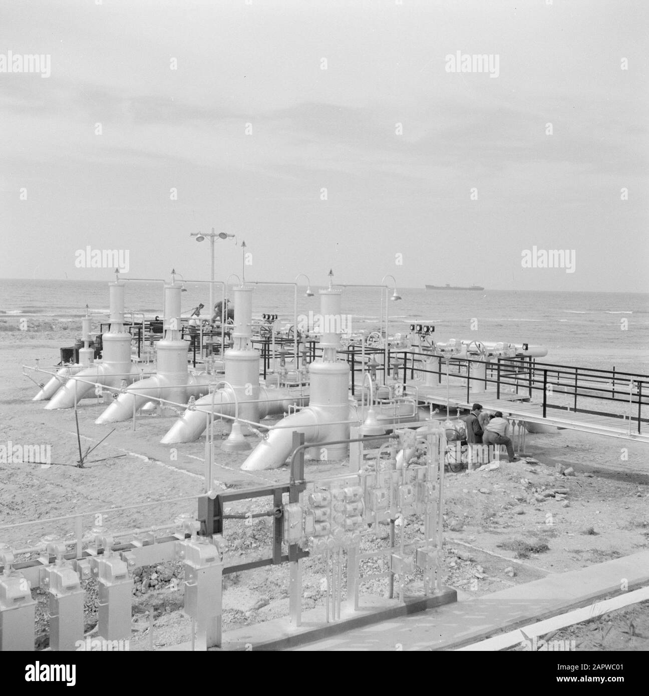 Pipes valves on industrial Black and White Stock Photos & Images - Alamy