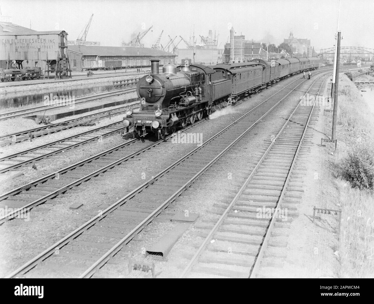 Reportage Nederlandse Railways Locomotive with wagons at the Central ...