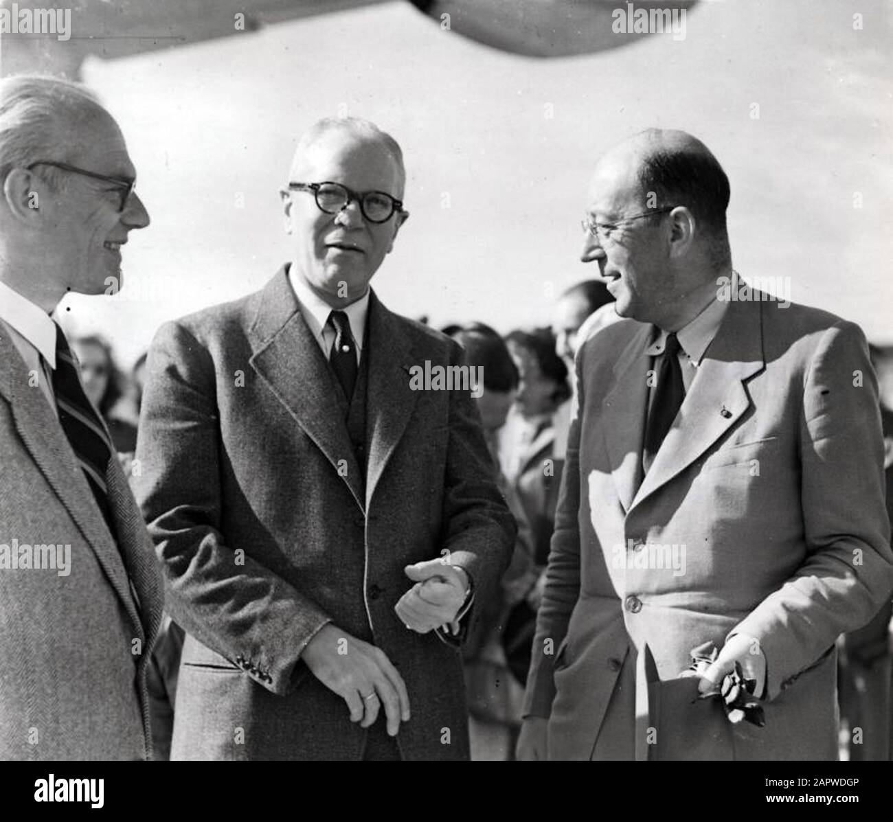 Minister J.H. van Maarseveen (KVP) (right) arrives at Schiphol ...