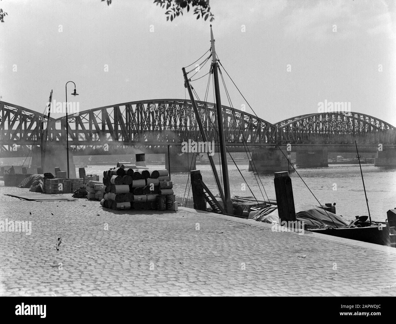 Reportage Rotterdam Maasbruggen in Rotterdam Annotation: In front of ...